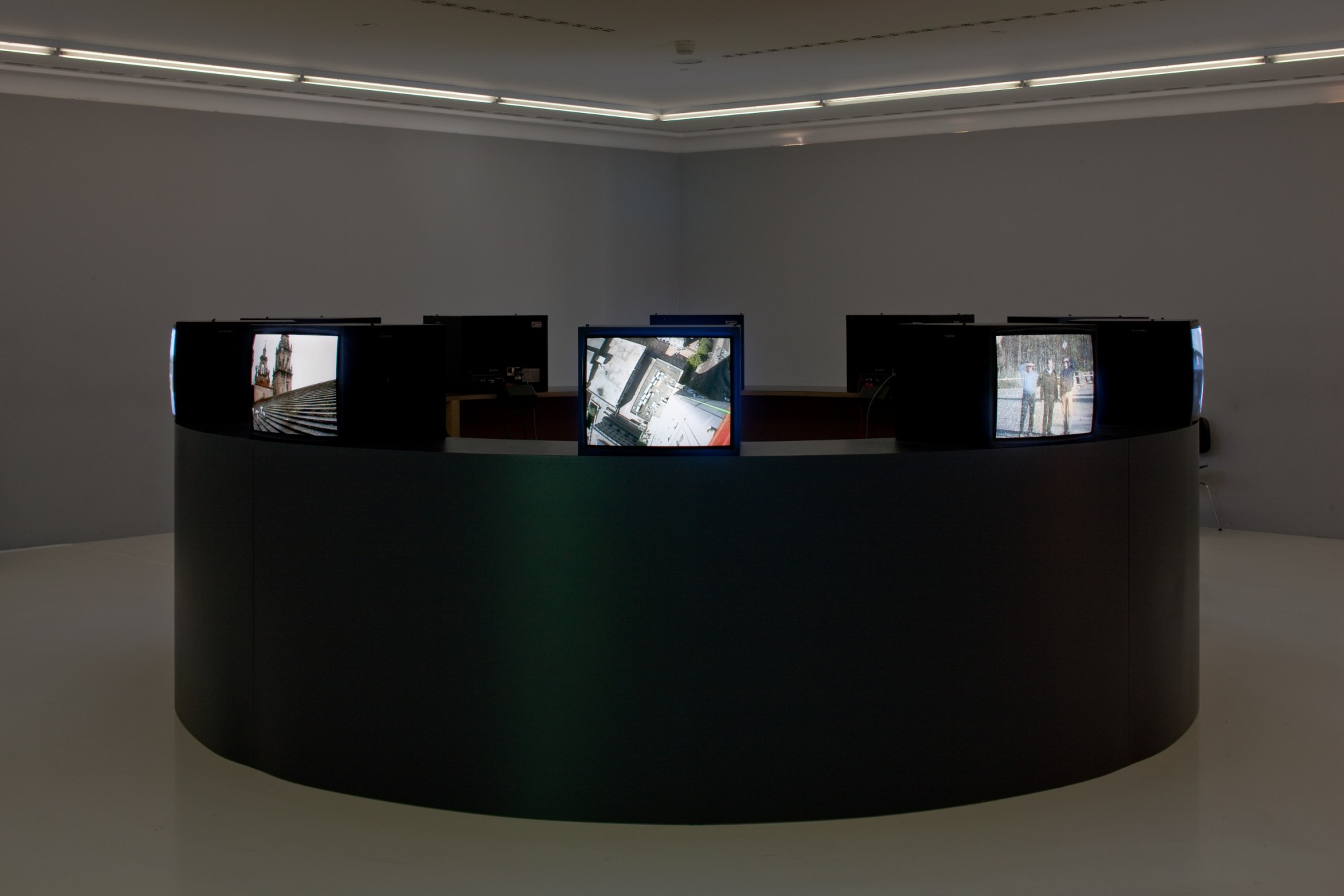 Roman Signer – Helmhaus